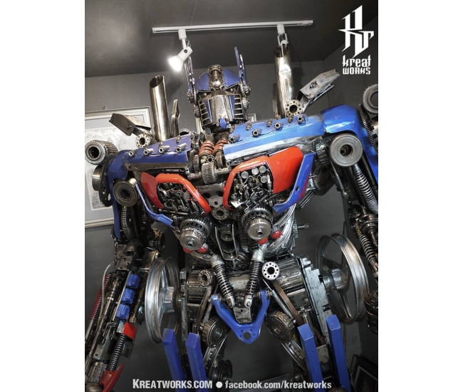 Estatua de Optimus Prime hecha con materiales reciclados y estilo ...